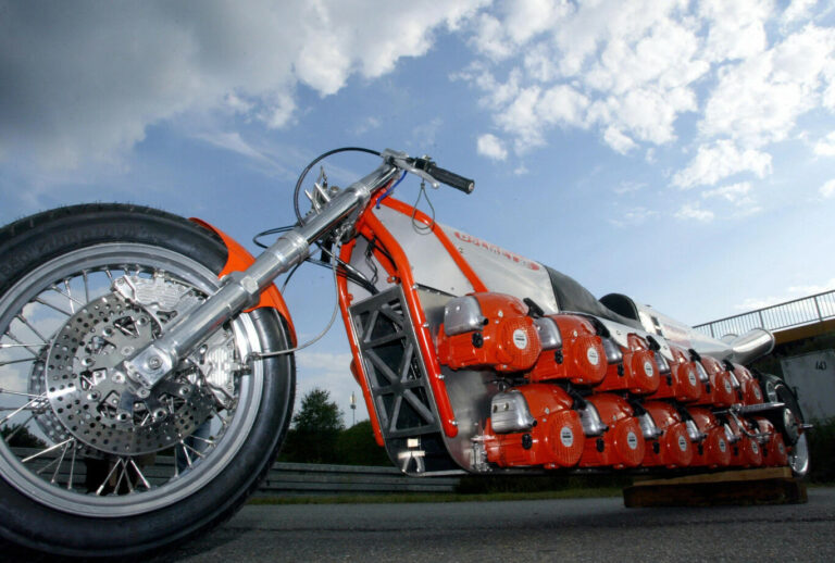 Questa moto con 24 motori a motosega e 170 CV è quasi più veloce di una ...